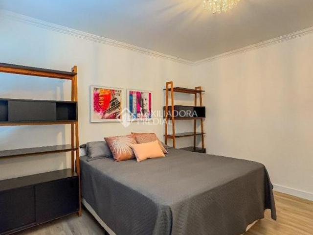 COBERTURA TRIPLEX REFORMADA COM 3 DORMITÓRIOS E ESPAÇO GARDEN NO BAIRRO PETRÓPOLIS