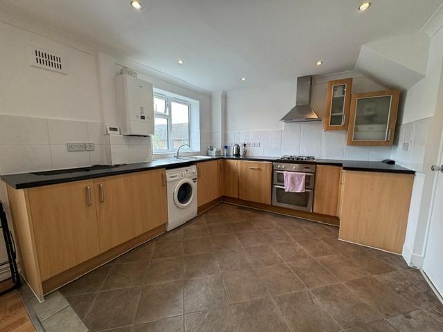 Cobham Close, Bromley, BR2 3 bed flat to rent £1,995 pcm £460 pw