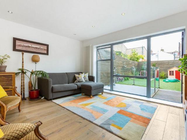 Cobham Close, London, SW11 3 bed semi detached house to rent £4,000 pcm £923 pw