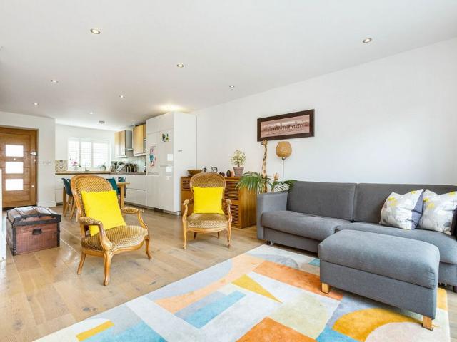 Cobham Close, London, SW11