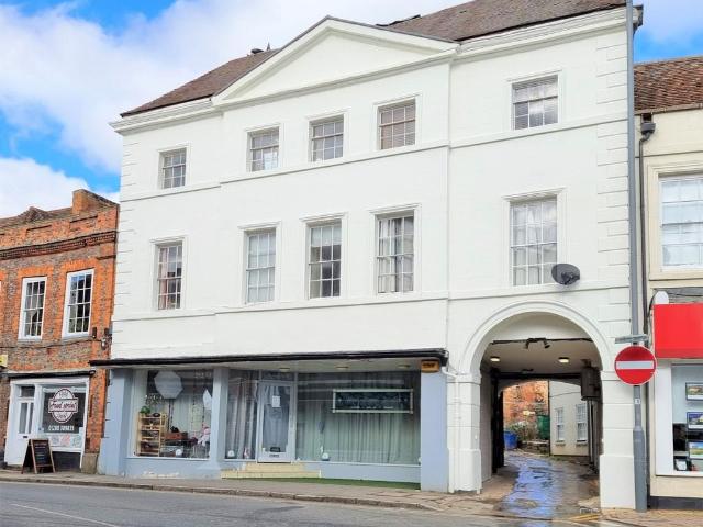 Cobham Mews, Buckingham, MK18 2 bed flat to rent £1,050 pcm £242 pw