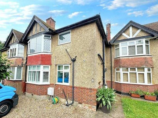 Cobham, Tartar Road, Surrey, 2 Bedroom Maisonette