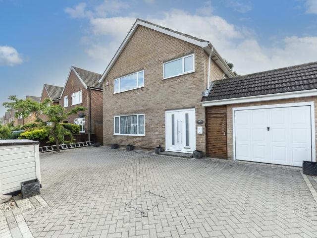 Cobs Way, New Haw KT15 4 bed detached house to rent £2,650 pcm £612 pw