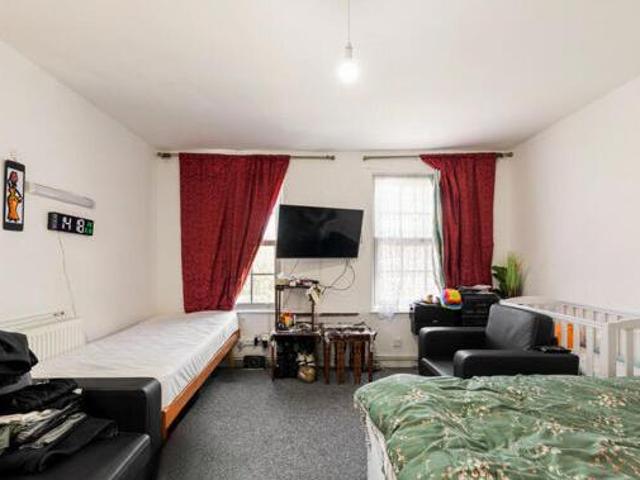 Cockfosters Road, Barnet, 3 Bedroom Flat