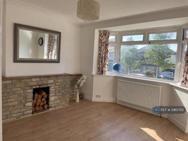 Cocksett Avenue, Orpington, BR6 3 bed semi detached house to rent £2,250 pcm £519 pw