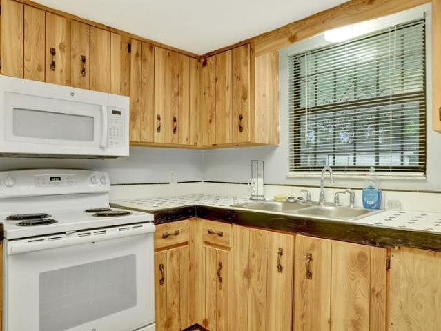 Cocoa House with Dining area. Comfy & cozy