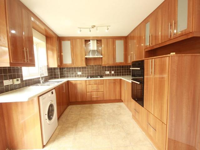 Coe Spur, Slough SL1 3 bed house to rent £2,100 pcm £485 pw