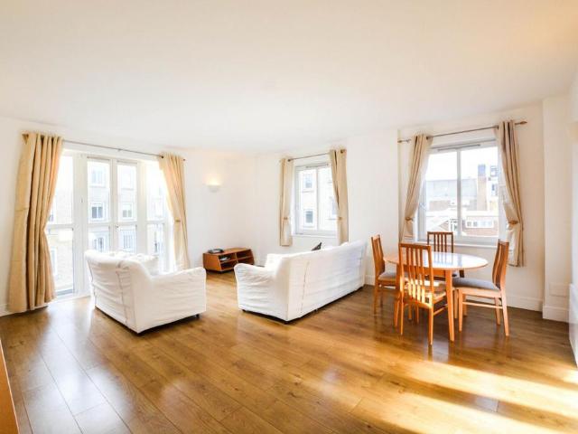 Coke Street, Aldgate, London, E1 2 bed flat to rent £2,709 pcm £625 pw