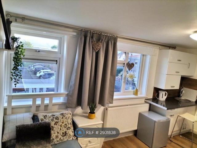 Coltsfoot Path, Romford RM3, Room to rent, £910 pcm | PrimeLocation