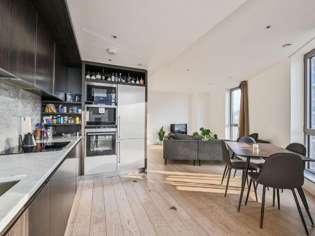 Columbia West, Canary Wharf, London E14, 2 bed flat to rent, £2,817 pcm | PrimeLocation