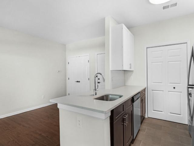 COLUMBIA COURT, LLC