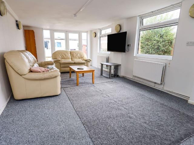 Columbia Road, Bournemouth BH10, 6 bed property to rent, £2,500 pcm | PrimeLocation