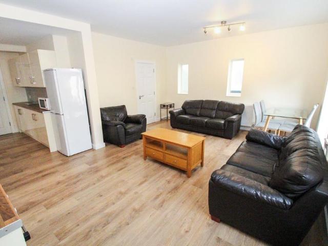 Columbia Road, Bournemouth BH10 6 bed property to rent £3,300 pcm £762 pw