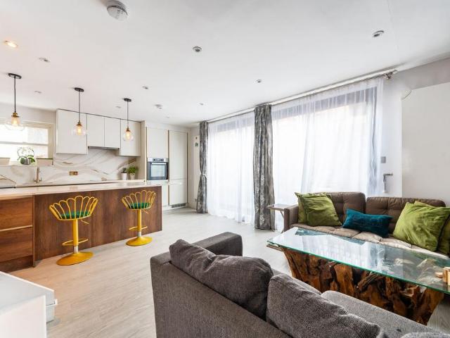 Colville Terrace, Notting Hill. 2 bed flat to rent £6,000 pcm £1,385 pw