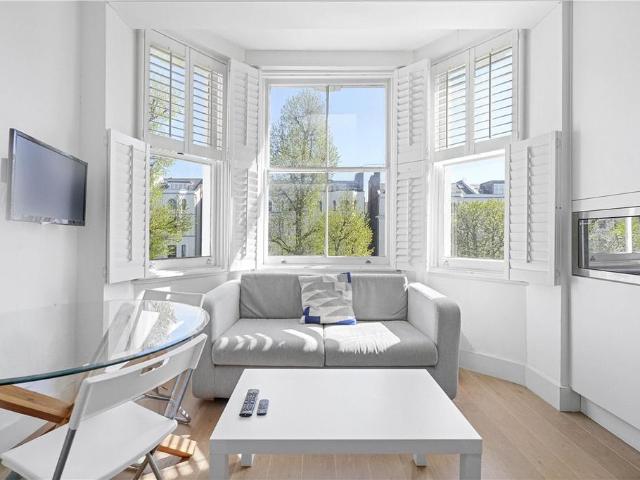 Colville Gardens, Notting Hill. Studio to rent £1,900 pcm £438 pw