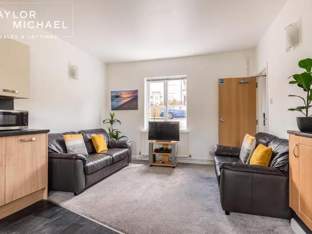 Colbourne Avenue, Brighton 5 bed semi detached house to rent £2,250 pcm £519 pw