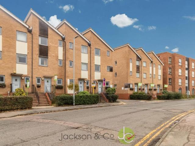 Colchester CO2 3 bed townhouse to rent £1,775 pcm £410 pw