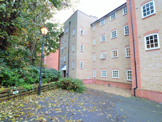 Colchester, Essex CO2, 2 bed flat to rent, £1,300 pcm | PrimeLocation