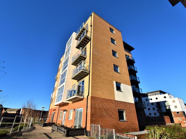 Colchester, Essex CO2, 2 bed flat to rent, £1,300 pcm | PrimeLocation
