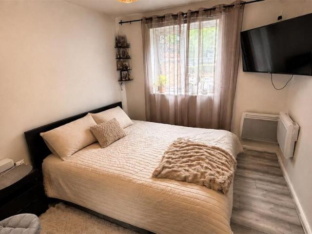Cold Blow Lane, London SE14 2 bed flat to rent £1,900 pcm £438 pw