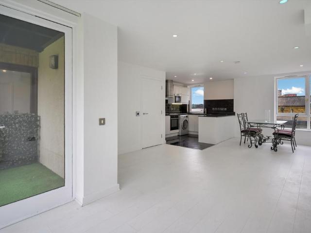 Cold Harbour, London E14 2 bed flat to rent £2,492 pcm £575 pw