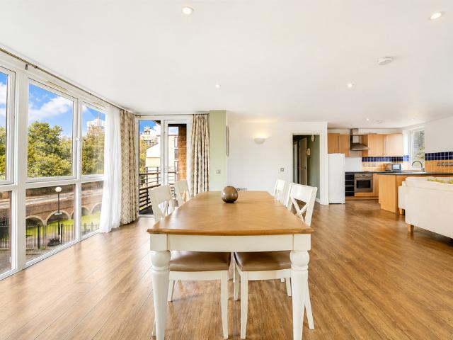 Cold Harbour, London E14 2 bed flat to rent £2,500 pcm £577 pw
