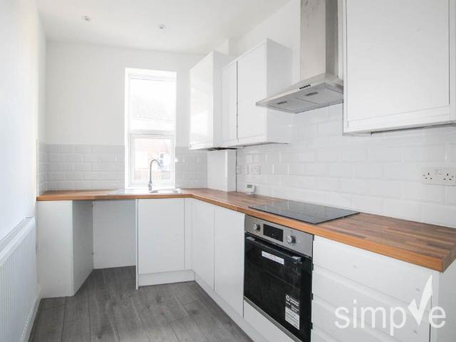 Coldharbour Lane, Hayes, Middlesex 2 bed flat to rent £1,800 pcm £415 pw