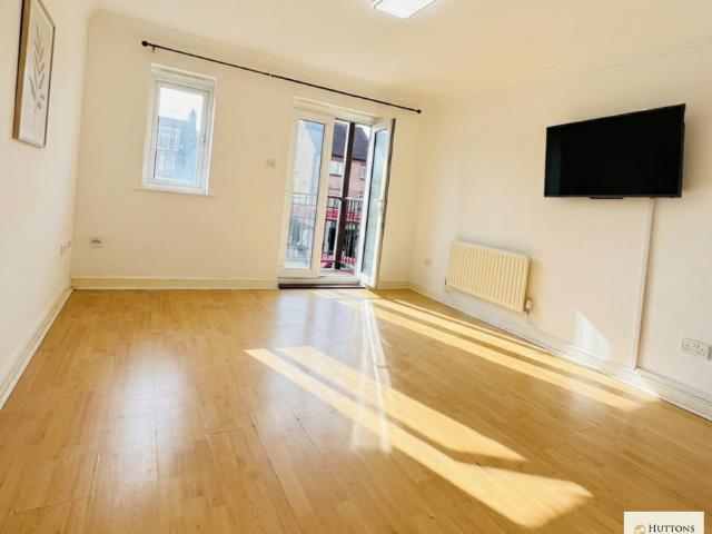 Coldharbour Lane, Hayes UB3, 1 bed flat to rent, £1,350 pcm | PrimeLocation
