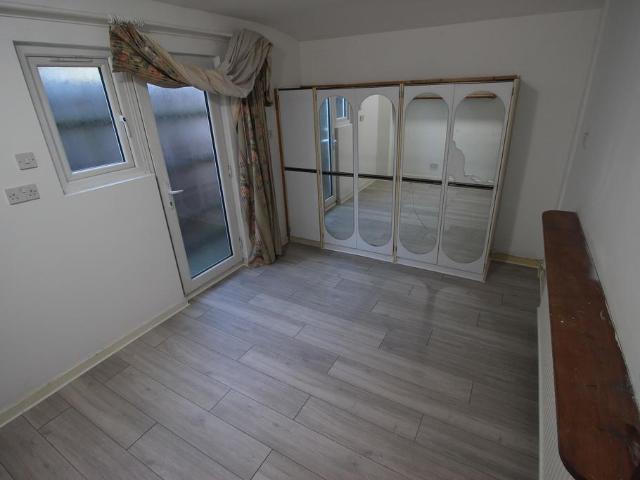 Coldharbour Lane, Hayes UB3 2 bed flat to rent £1,890 pcm £436 pw