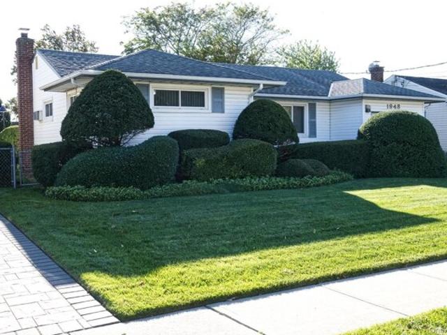 Cole Dr, East Meadow, Home For Sale