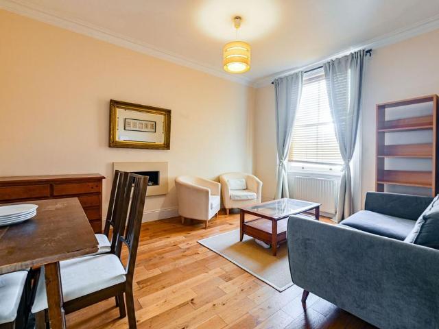 Coleherne Road, Earls Court, London. 2 bed flat to rent £3,012 pcm £695 pw