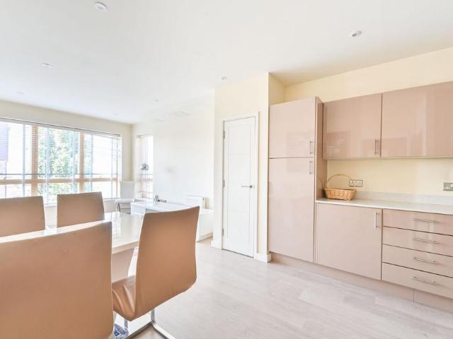 Coles Green Road, Gladstone Park. 2 bed flat to rent £3,900 pcm £900 pw