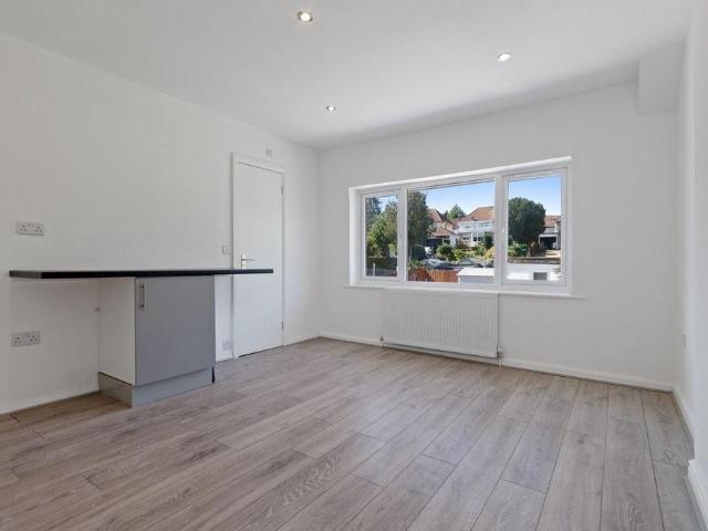 Coles Green Road, London NW2, Room to rent, £900 pcm | PrimeLocation