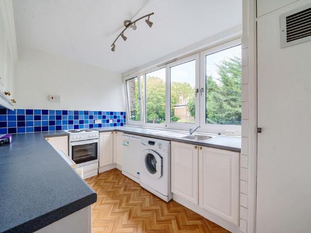 Coleraine Road, Blackheath, London, SE3 2 bed apartment to rent £1,900 pcm £438 pw