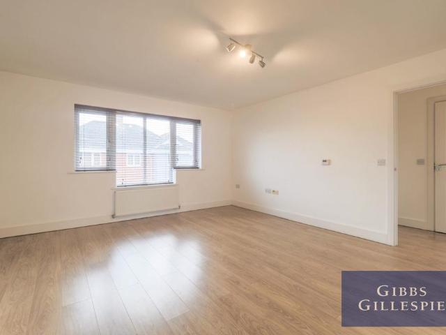 Coleridge Drive, Ruislip, HA4 2 bed flat to rent £1,700 pcm £392 pw