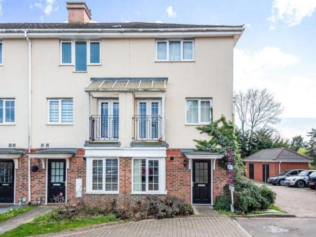 Coleridge Drive, Ruislip, HA4 4 bed property to rent £2,700 pcm £623 pw