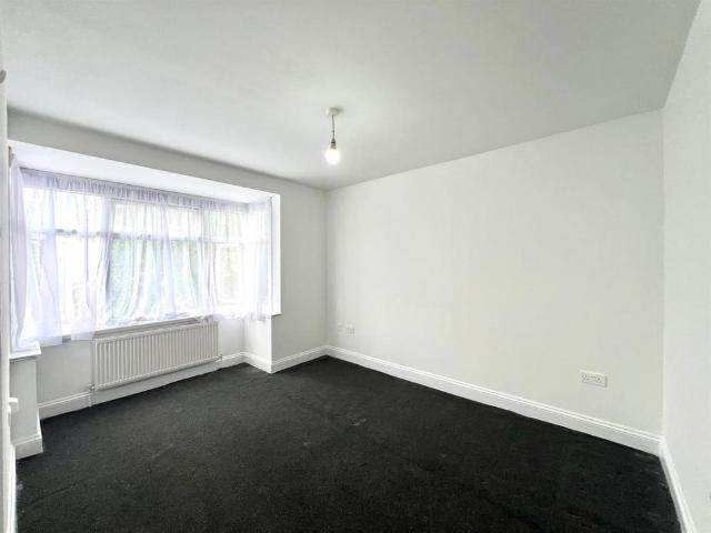 Coleridge Road, Walthamstow E17 3 bed flat to rent £2,250 pcm £519 pw