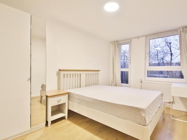 Colet Gardens, St Paul's Court. 4 bed house to rent £4,600 pcm £1,062 pw