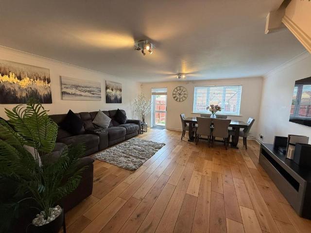Colgate Place, Enfield EN3 3 bed end of terrace house to rent £2,400 pcm £554 pw