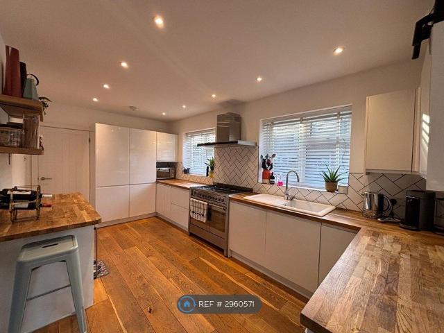 Colin Close, West Wickham BR4, 4 bed bungalow to rent, £2,950 pcm | PrimeLocation