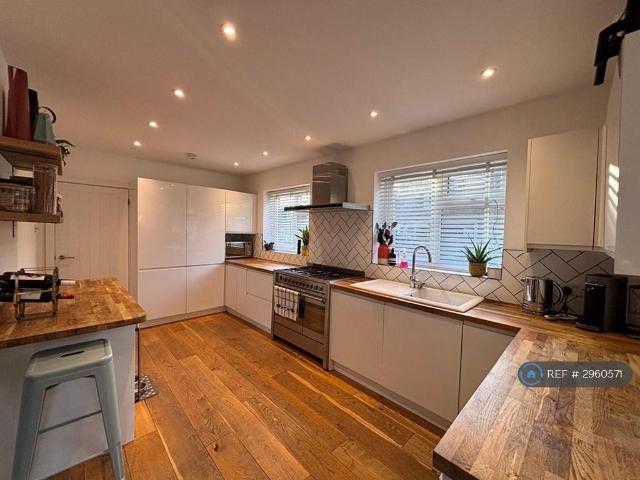 Colin Close, West Wickham, BR4 4 bed bungalow to rent £2,950 pcm £681 pw