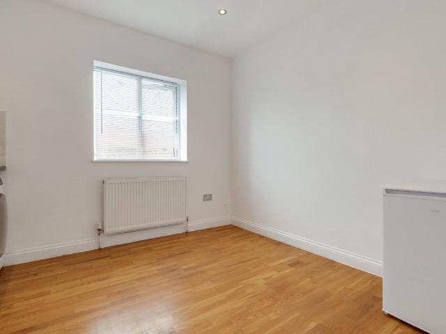 Colin Park Road, London NW9, 1 bed flat to rent, £1,500 pcm | PrimeLocation