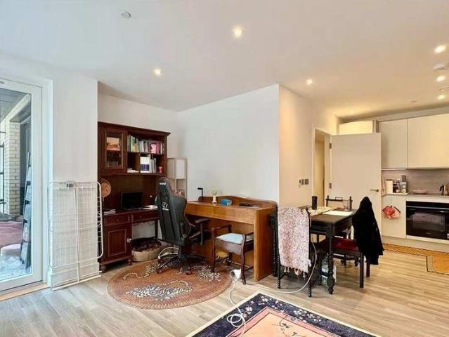 Colindale Gardens 4 room 1
