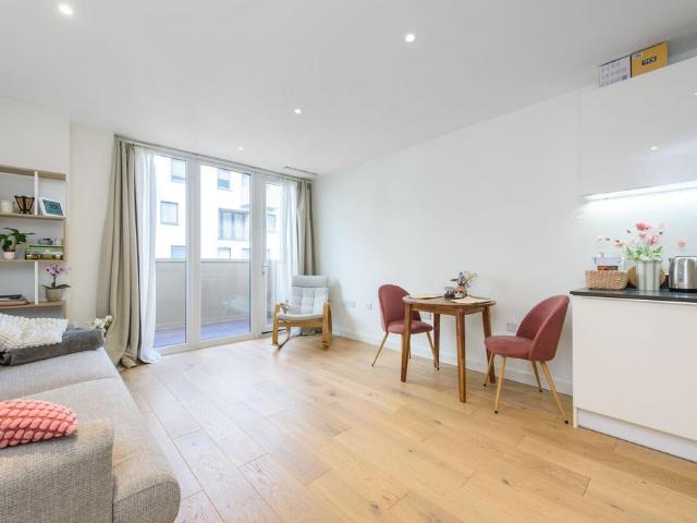Colindale, London, NW9 1 bed flat to rent £1,800 pcm £415 pw