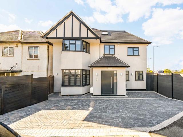 Colindeep Gardens, London NW4, 2 bed flat to rent, £2,300 pcm | PrimeLocation
