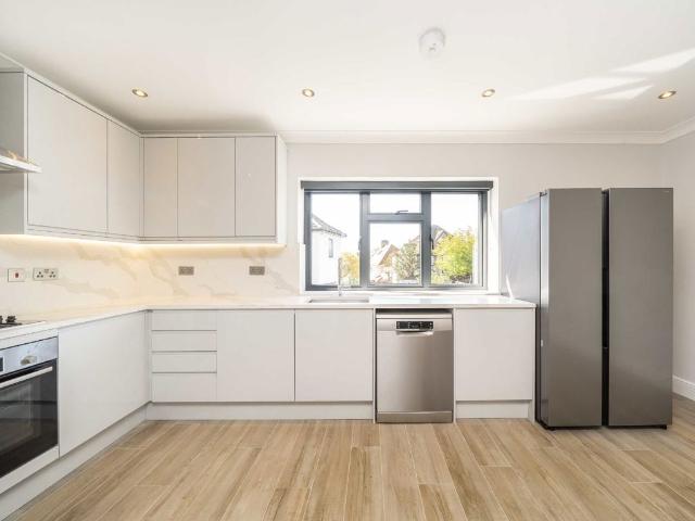 Colindeep Gardens, London NW4, 2 bed flat to rent, £2,300 pcm | PrimeLocation