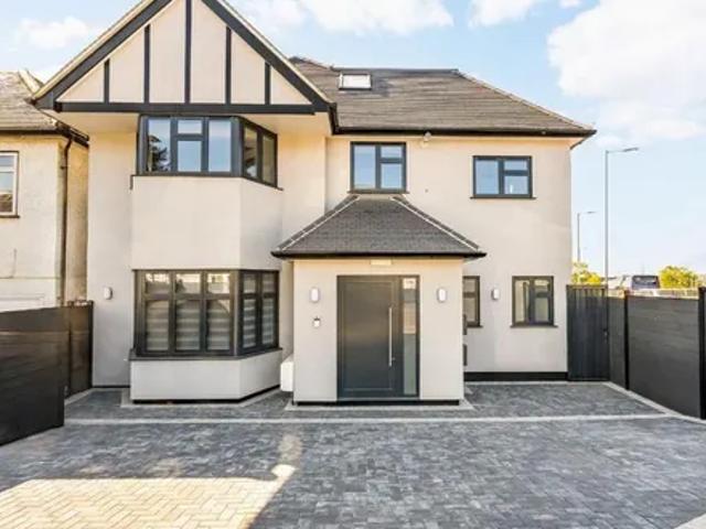 Colindeep Gardens, London, NW4 4RU, United Kingdom | 2 bed duplex for rent #166858637 | Rentberry