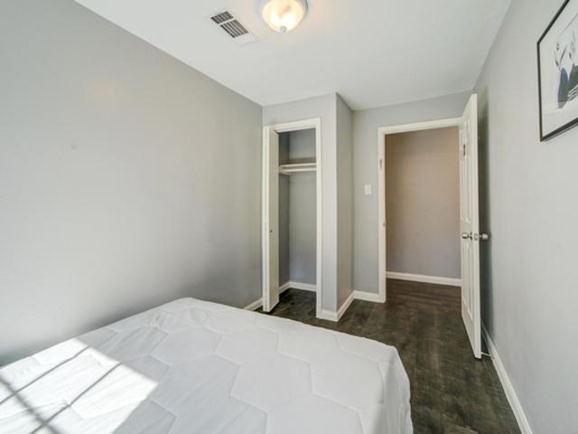 CoLiving Northwest Houston | Plush Bed, Smart TV, Desk & All Utilities