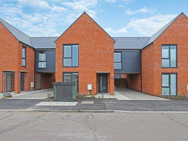 Collard Avenue, Essex IG10 3 bed semi detached house to rent £2,895 pcm £668 pw
