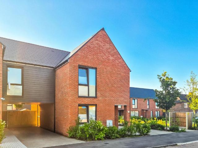 Collard Avenue, Essex IG10 3 bed semi detached house to rent £2,895 pcm £668 pw